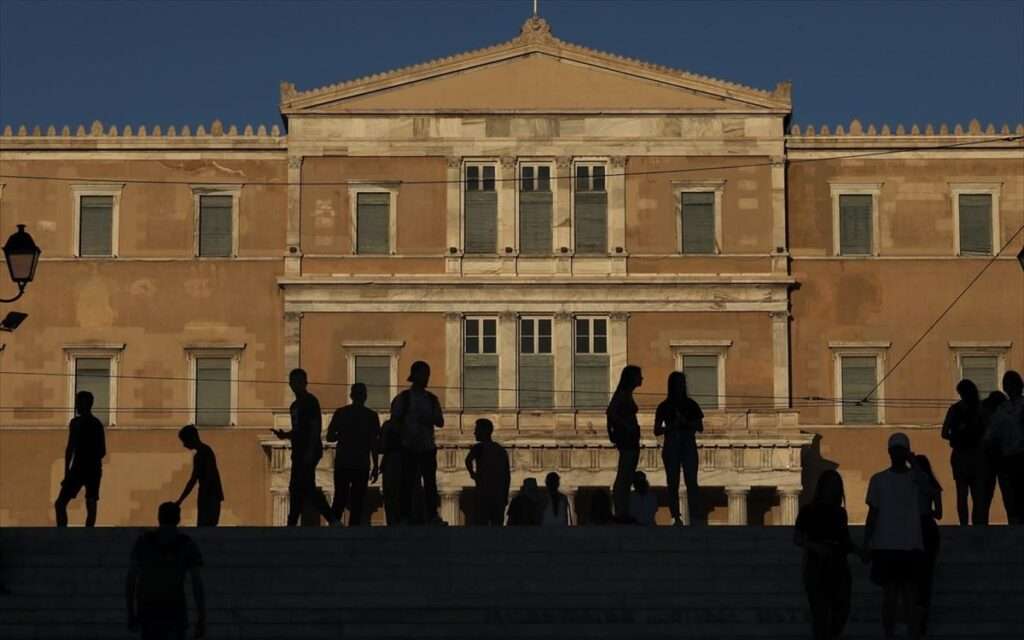 ΔΝΤ: Σταθερή αποκλιμάκωση του ελληνικού χρέους έως το 2030